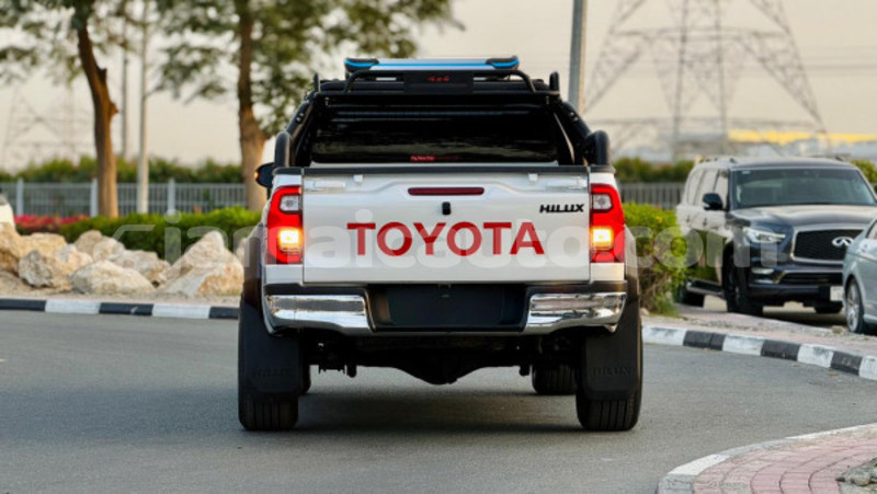 Buy used toyota hilux white car in import - dubai in clarendon - jamaicauto